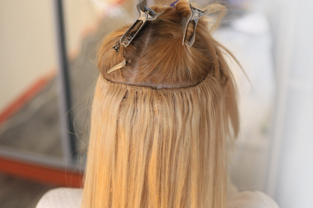 Comment poser correctement ses extensions de cheveux ? - Belle & Chic