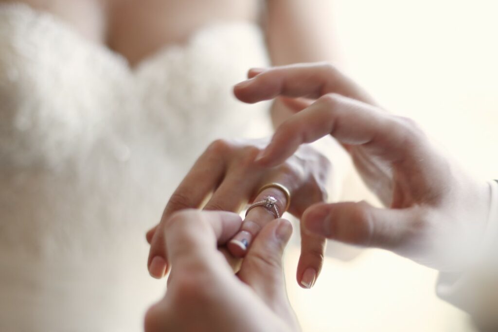 Bague de fiançailles et alliance : comment les accorder ? - Belle & Chic