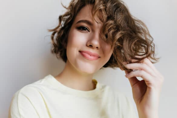 Cheveux bouclés : Top 8 des meilleures coiffures